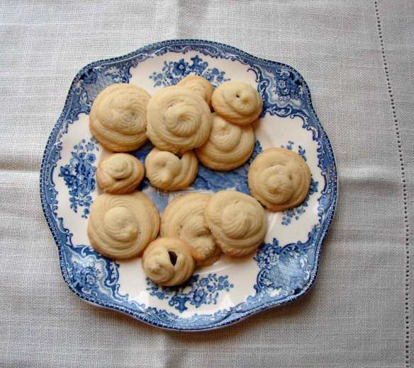 Shortbread cookies with secret chocolate chips (piped cookie recipe ...